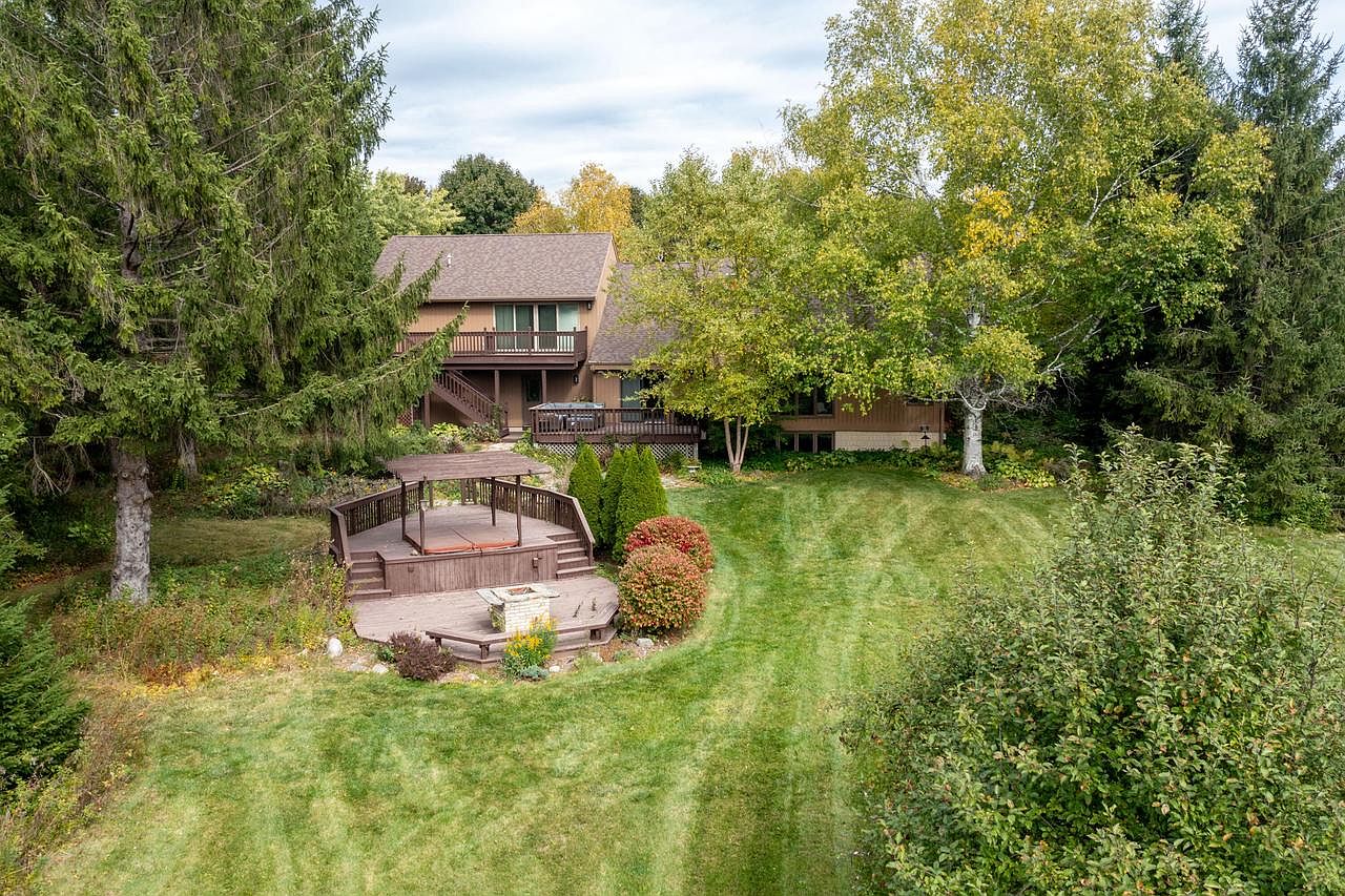 10057 Flagstone DRIVE, Cedarburg, WI 53012 | Zillow