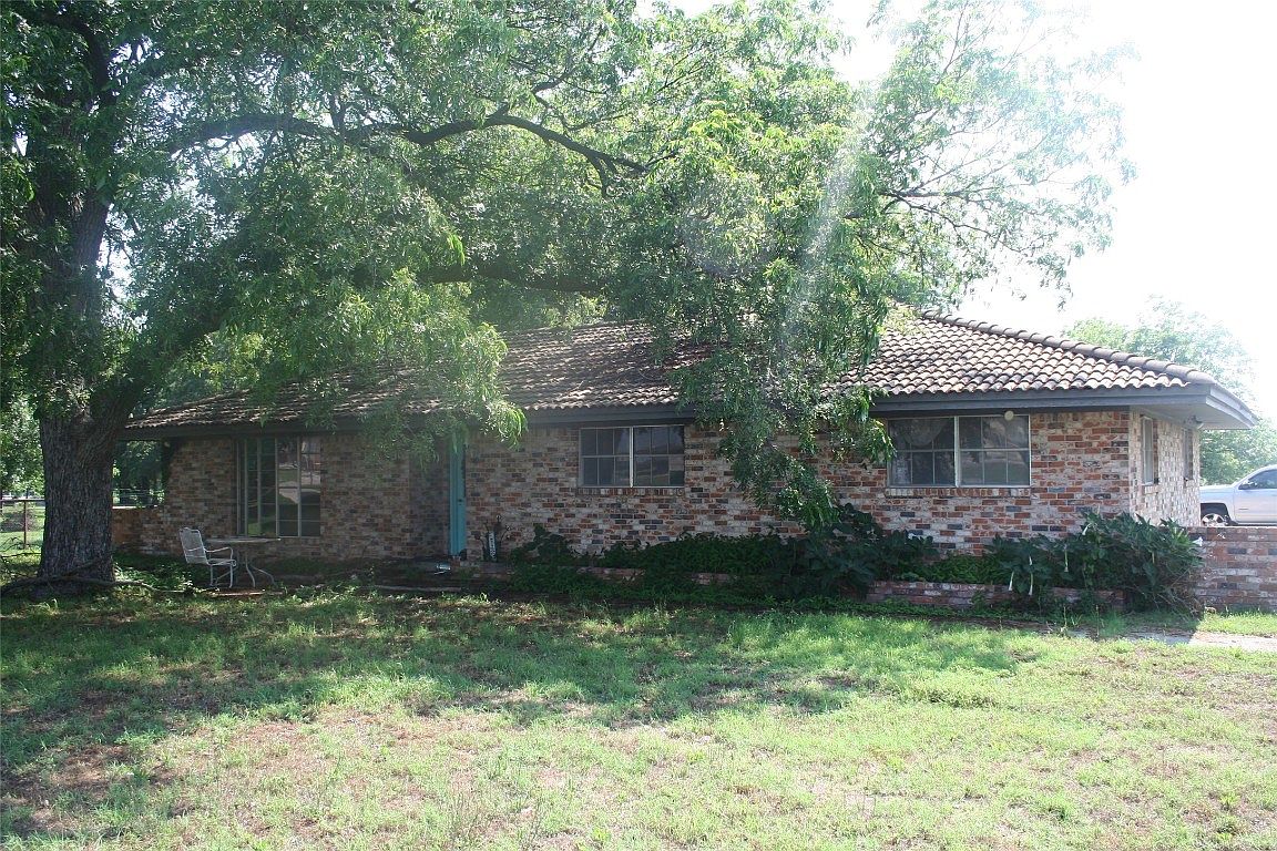 417 S Main St, Sadler, TX 76264 | Zillow