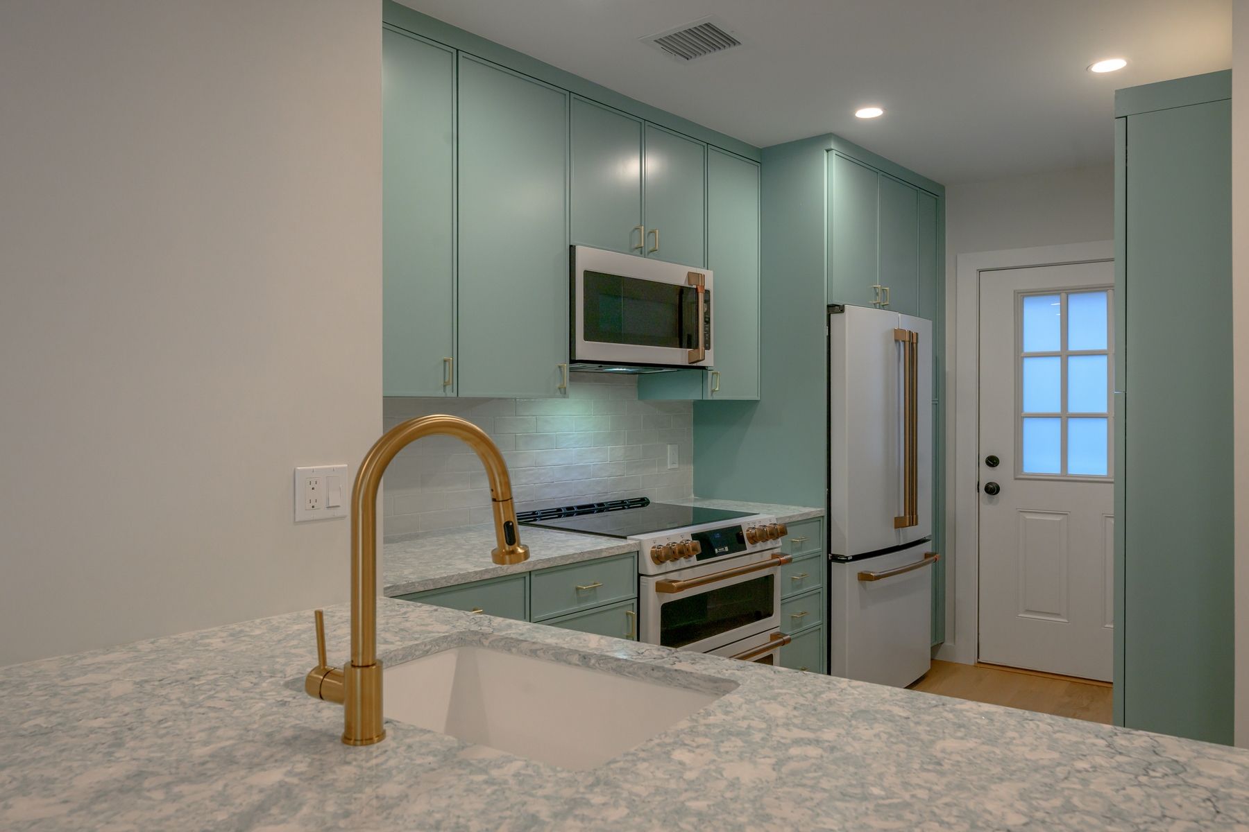 29 Fairway Pl Unit 6, Montauk, NY 11954 | Out East