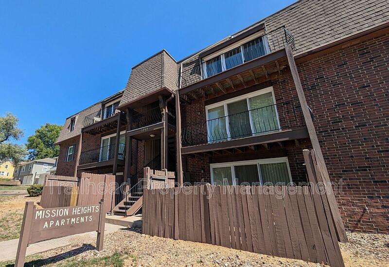 5717 Outlook St APT 200, Mission, KS 66202 | Zillow