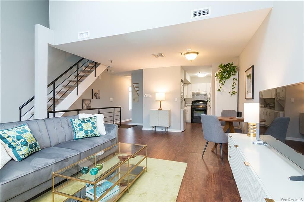 100 Chatterton Ave APT 4, White Plains, NY 10606 | Zillow