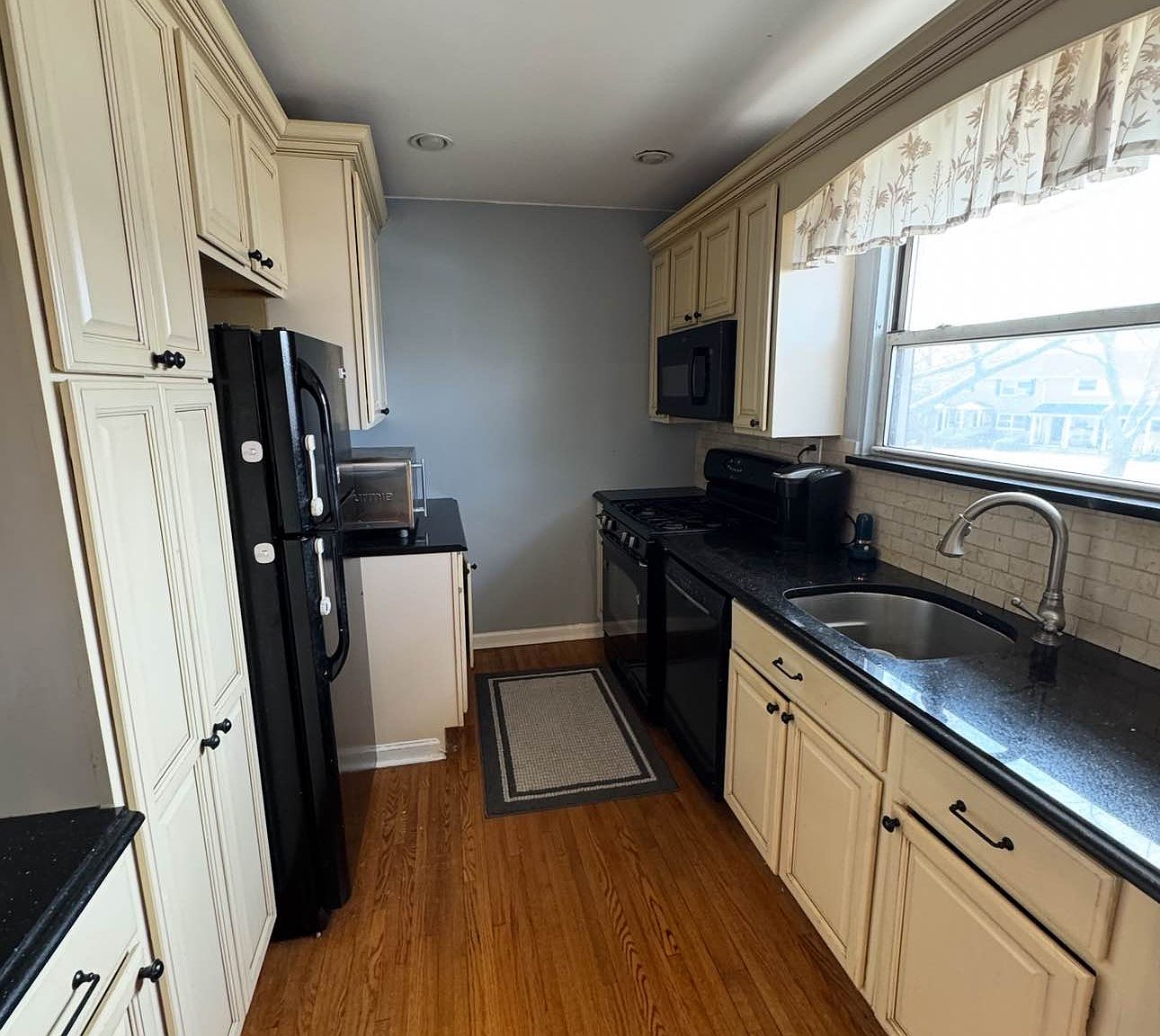 82-27 Langdale St #1, New Hyde Park, NY 11040 | Zillow