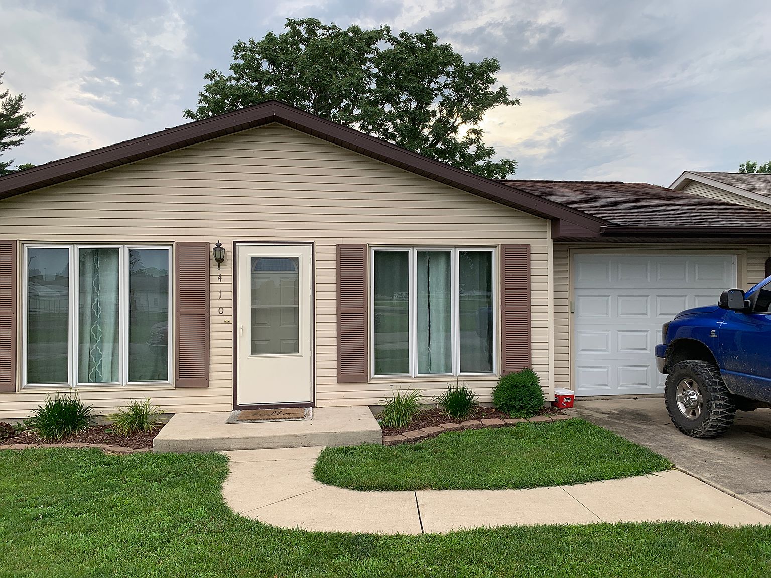 410 N Grant St, Edinburg, IL 62531 | Zillow