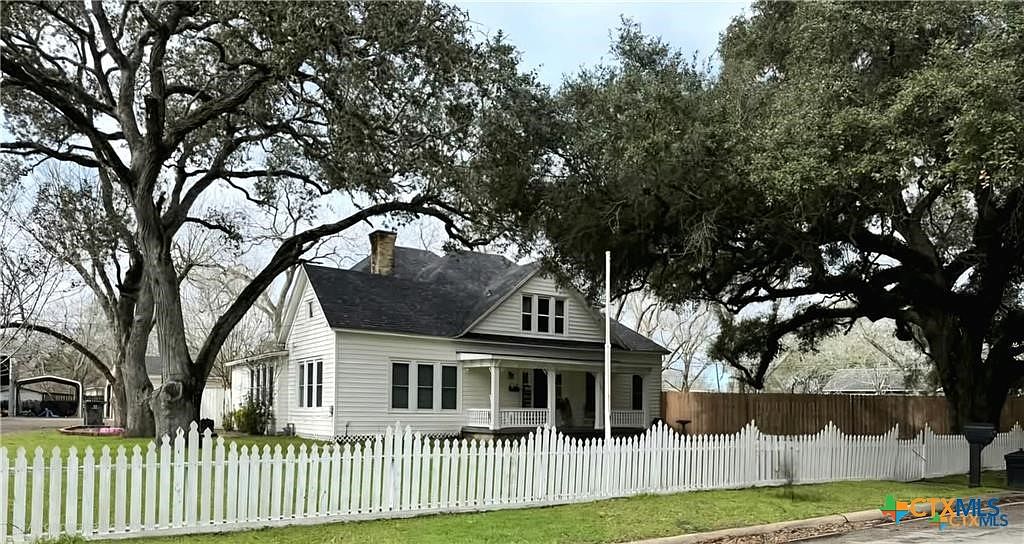327 S Pumphrey St, Edna, TX 77957 | Zillow
