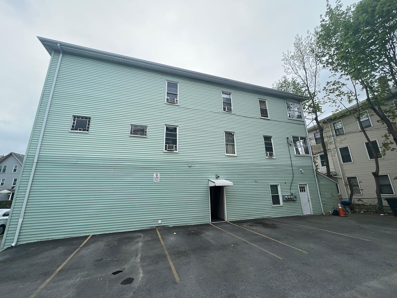 34 Suffield St #1, Worcester, MA 01610 | Zillow