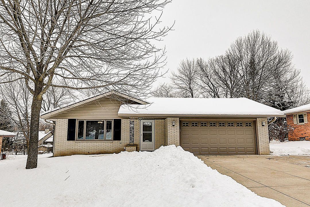 529 Oakview Dr, Slinger, WI 53086 | Zillow