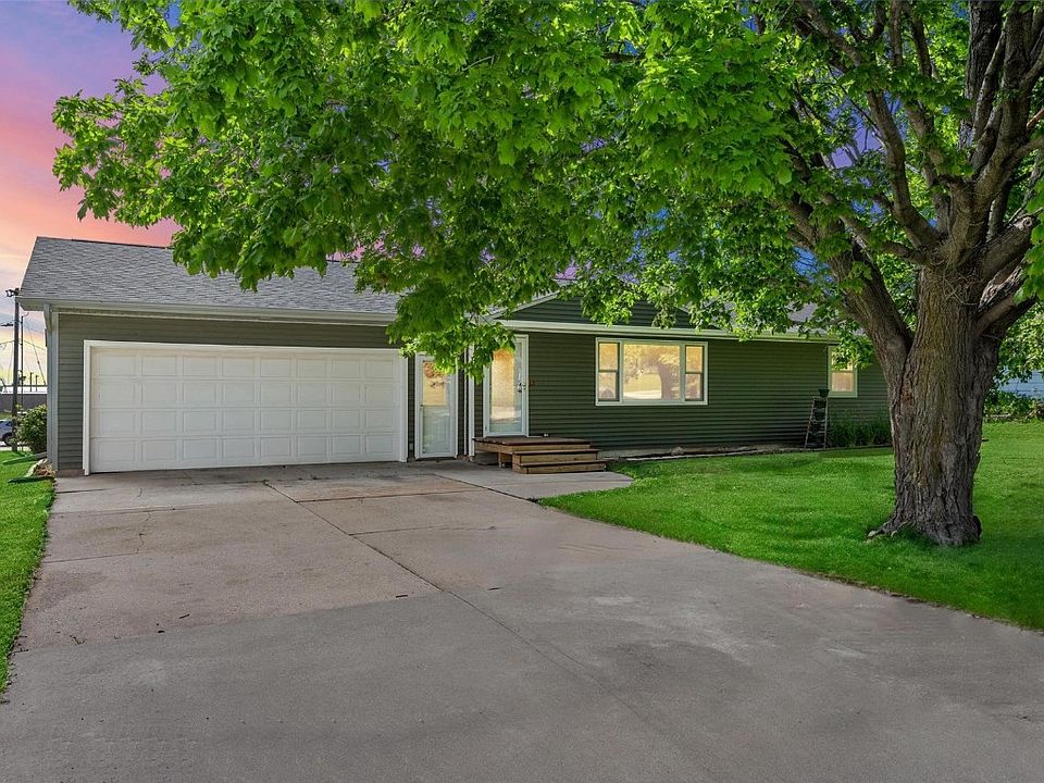 209 B Ave, Newhall, IA 52315 | Zillow