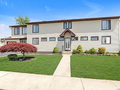 16 Albergo Ct Bethpage NY | Zillow