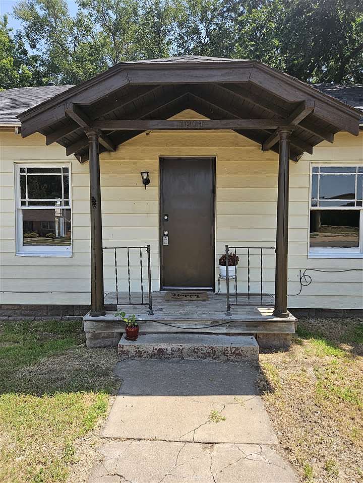 1014 S Main St, Blackwell, OK 74631 | MLS #39857 | Zillow