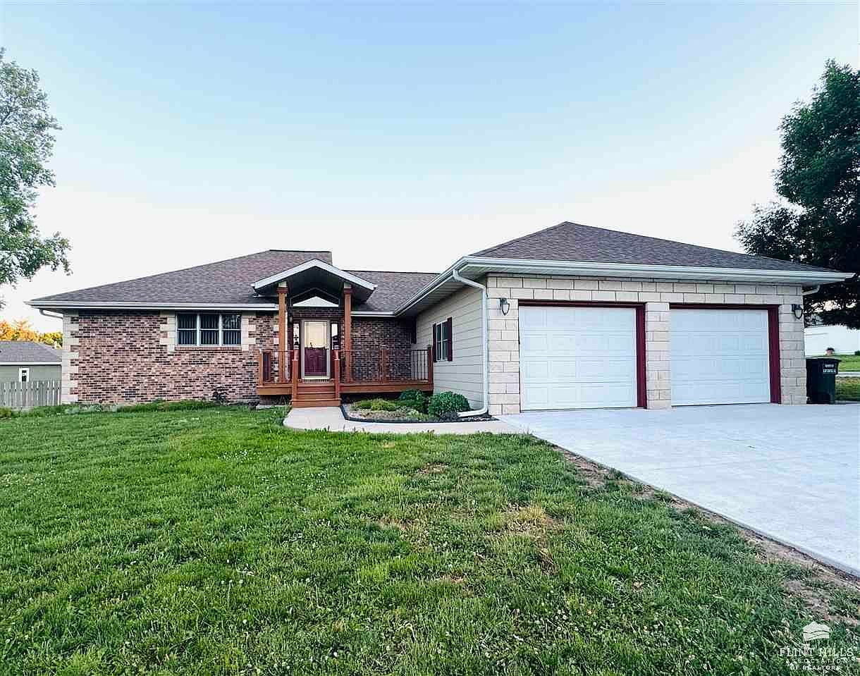 1304 Blunt St, Clay Center, KS 67432 | Zillow