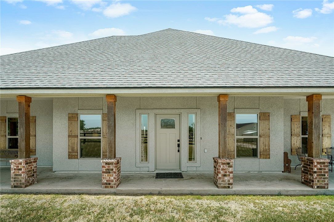 5268 Main St, Mathis, TX 78368 | MLS #437077 | Zillow