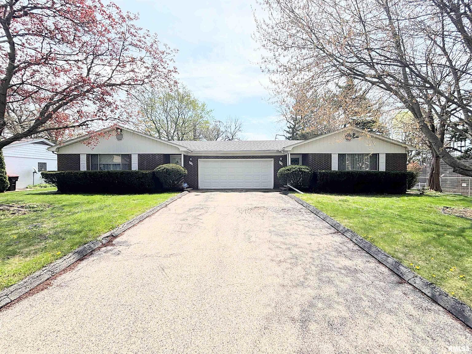 316/318 E Woodlawn Pl, Peoria, IL 61614 | Zillow