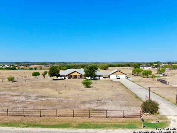 Devine TX Real Estate - Devine TX Homes For Sale | Zillow
