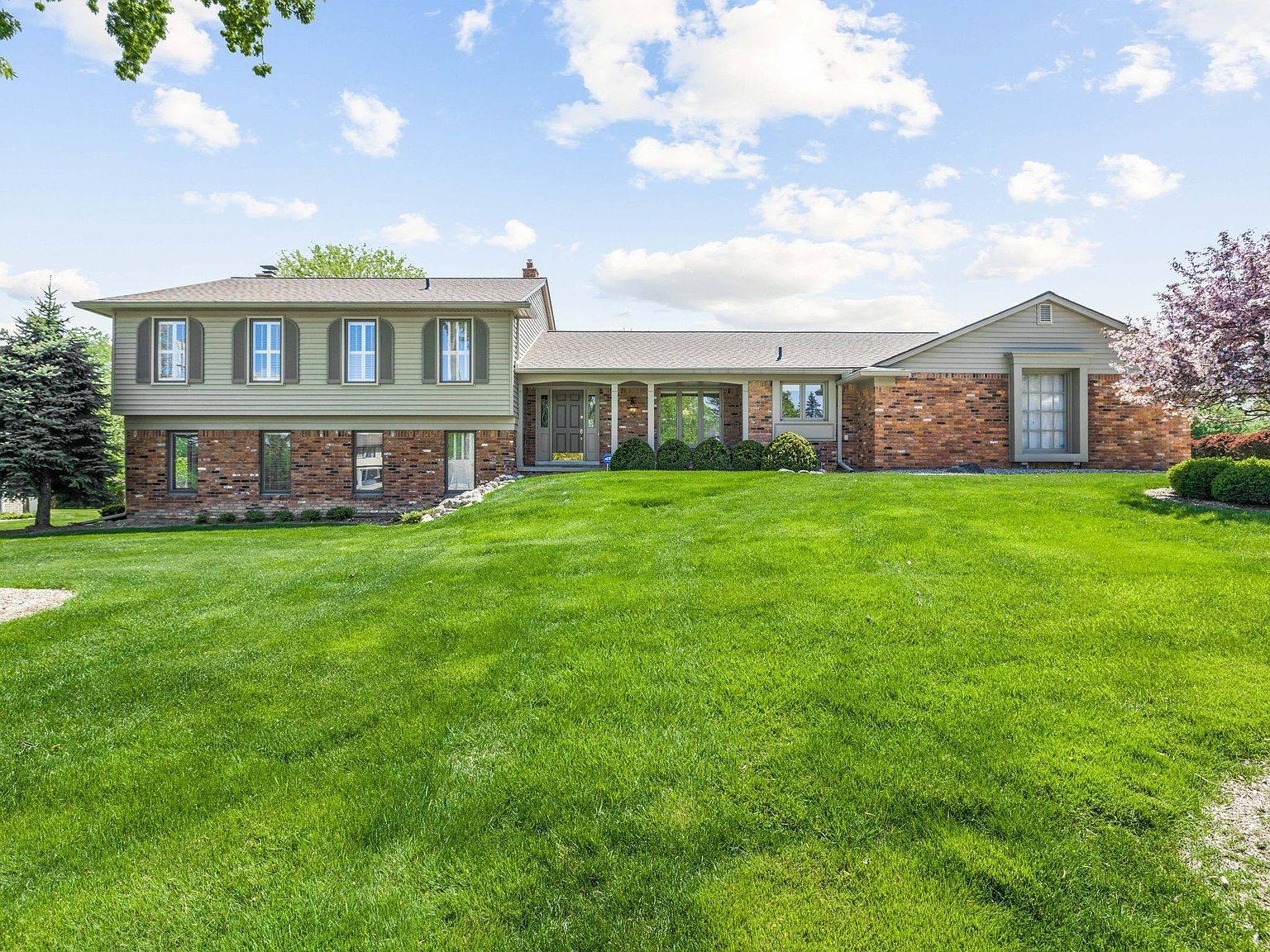 5887 Hunters Gate Dr, Troy, MI 48098 | Zillow