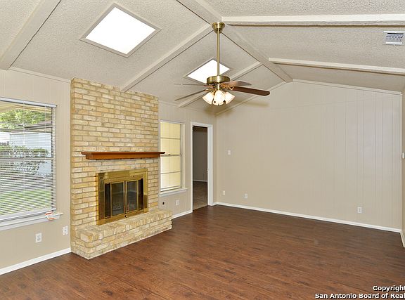 107 Valencia, Universal City, TX 78148 | Zillow