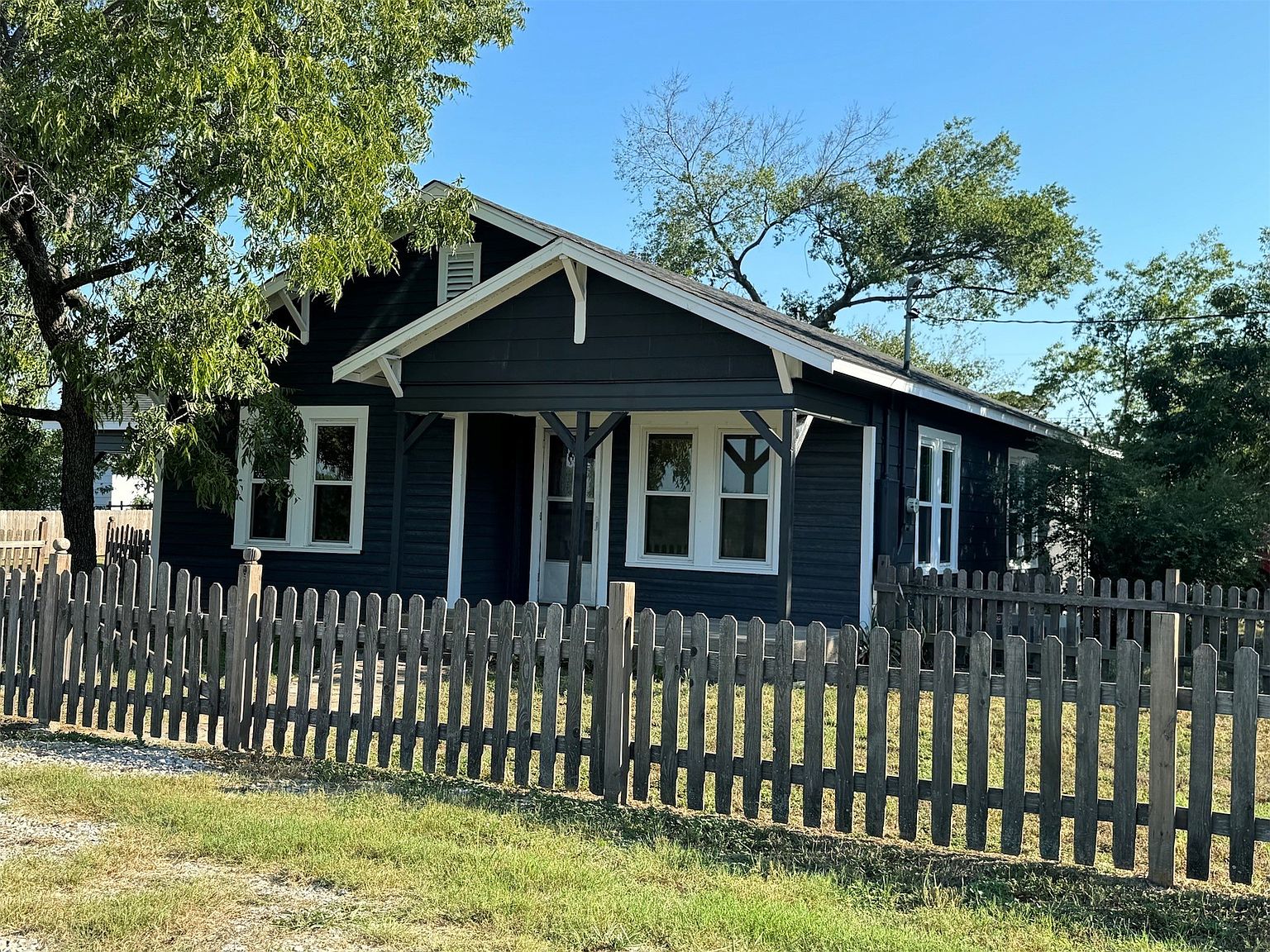 204 N Howard St, Alvord, TX 76225 | Zillow