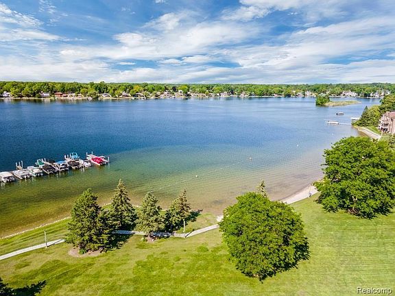 3432 Loon Lake Ct, Waterford, MI 48329 | MLS #20240050408 | Zillow