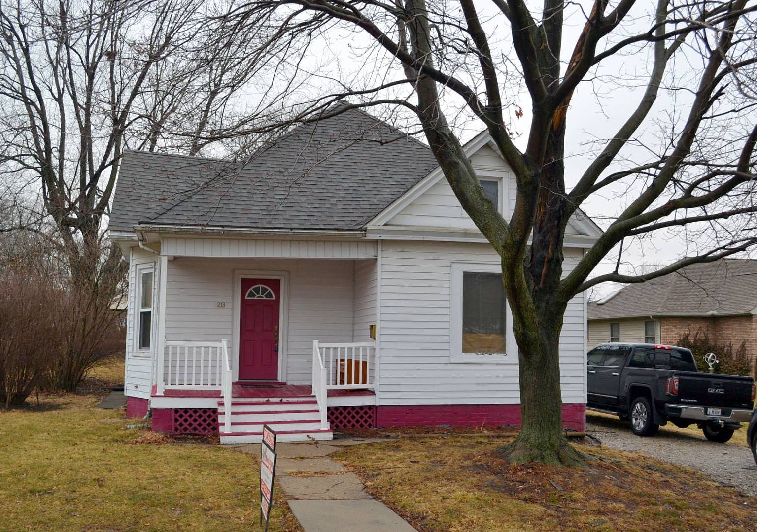 213 E Oak St, Gillespie, IL 62033 | Zillow