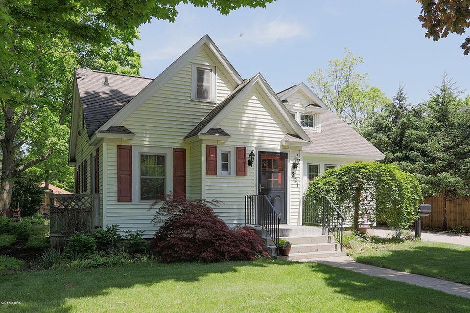 221 E Hill St, Plainwell, MI 49080 | Zillow