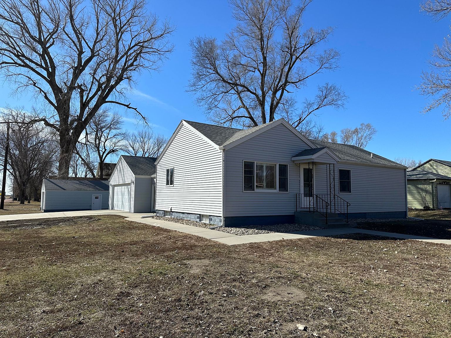 107 E Main St, Woonsocket, SD 57385 | MLS #24-47 | Zillow