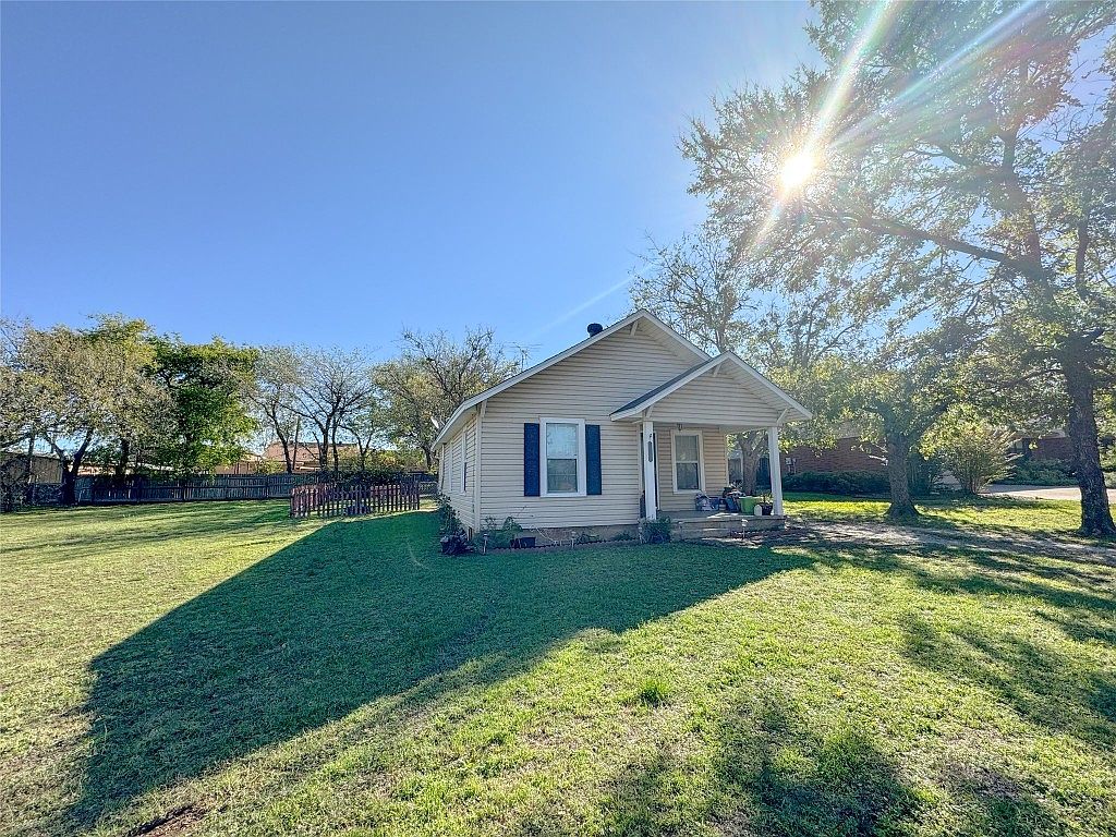 1306 N Trinity St, Decatur, TX 76234 | Zillow