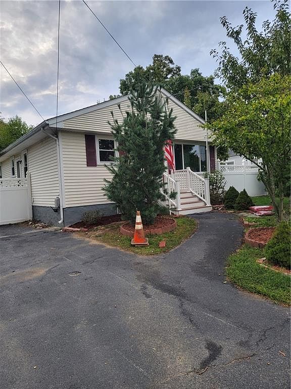 70 Somerset Ave E, Providence, RI 02915 | Zillow