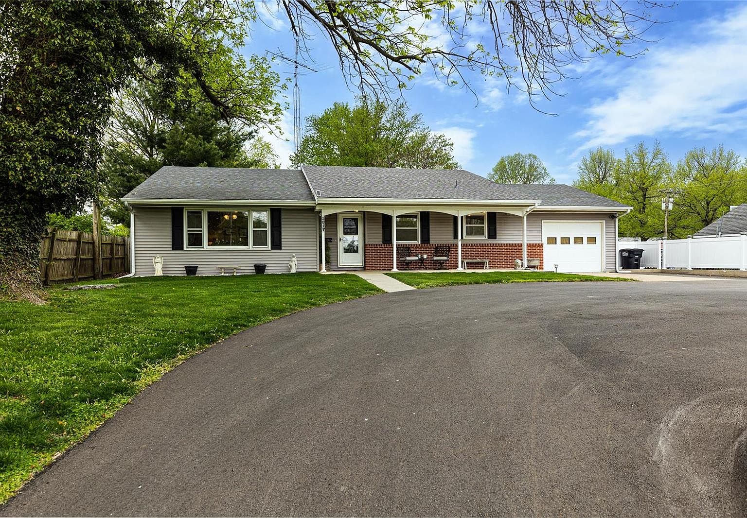1017 E Union Ave, Litchfield, IL 62056 | MLS #24003110 | Zillow