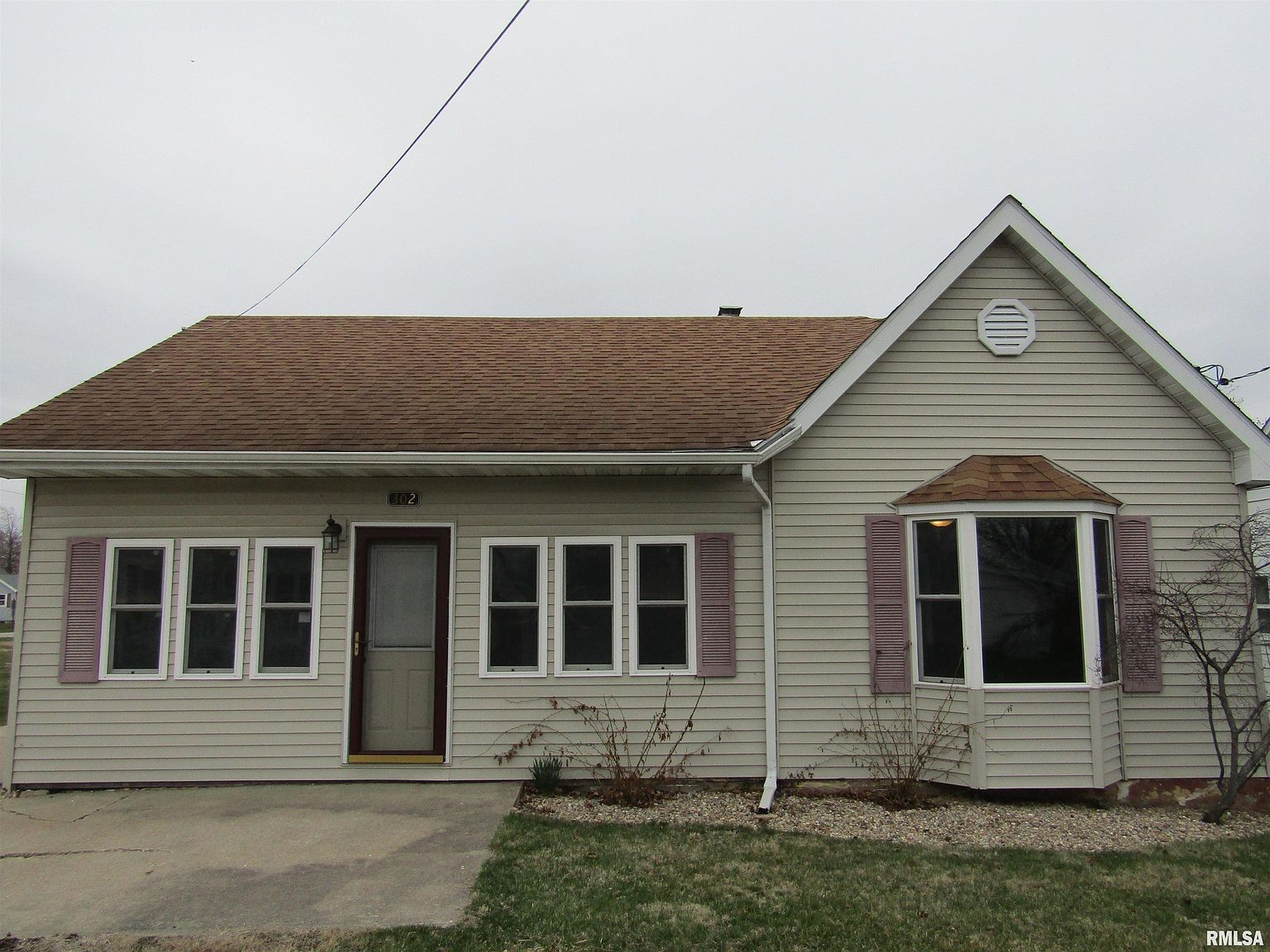 302 N Central Ave, Saint David, IL 61563 | Zillow