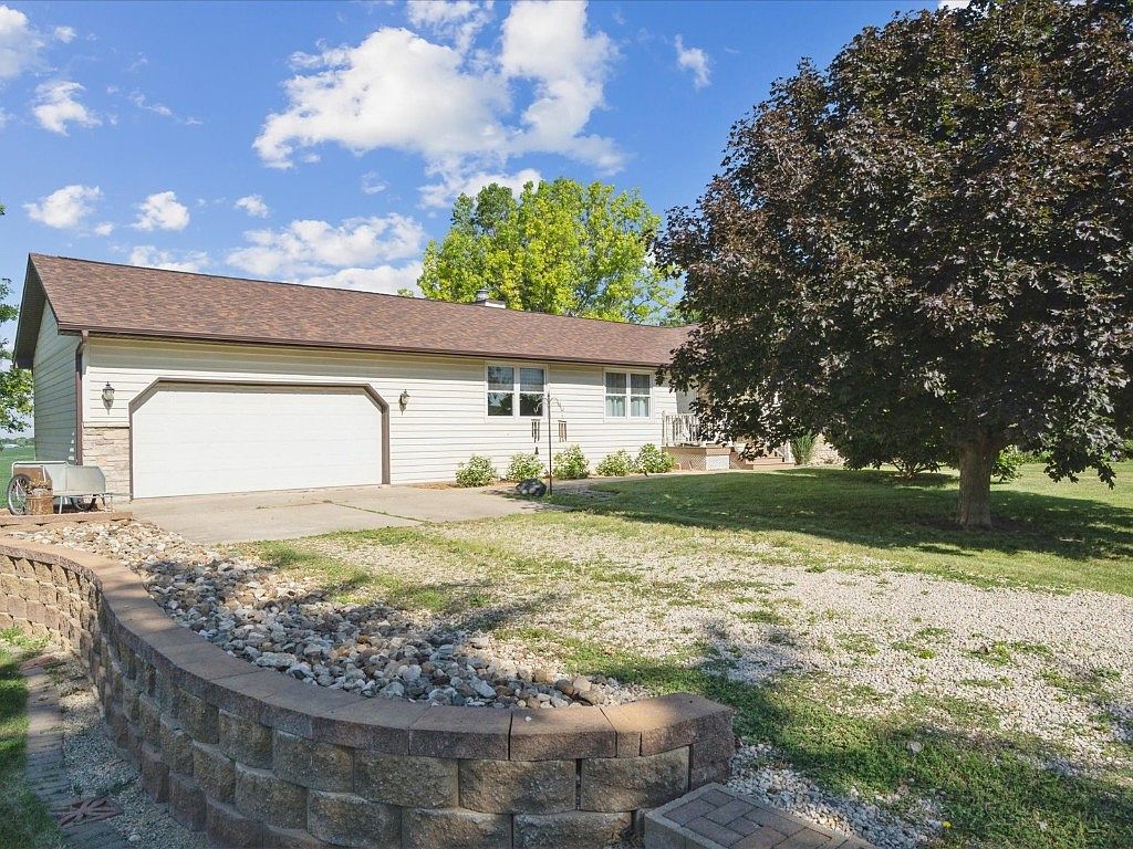 7290 29th Ave, Newhall, IA 52315 | MLS #2405404 | Zillow