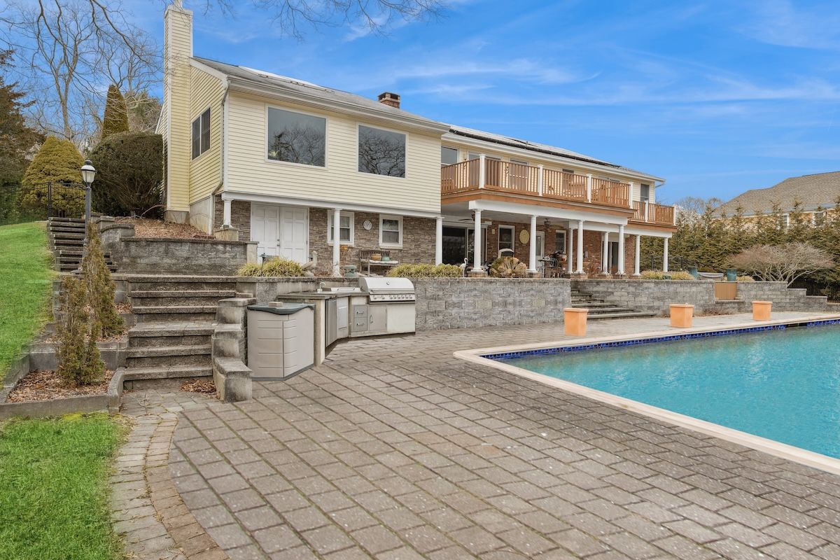 10 Whitfield Rd, Southampton, NY 11968 | Out East