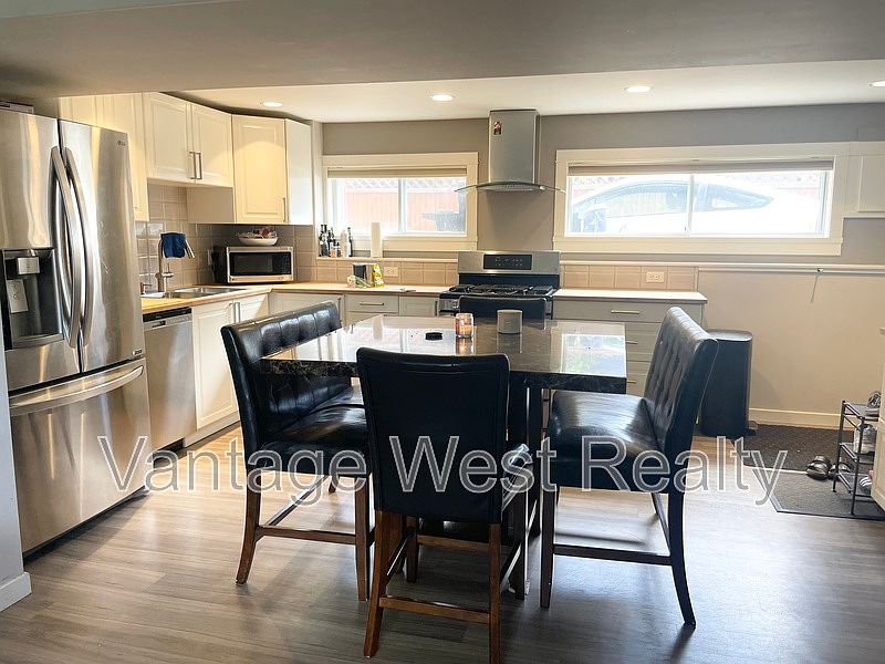 2815 Richter St UNIT B, Kelowna, BC V1Y 2R6 | Zillow