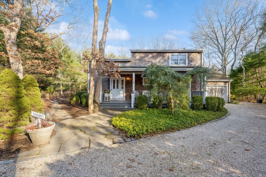 55 Wainscott Rd NW, Wainscott, NY 11975 | Out East
