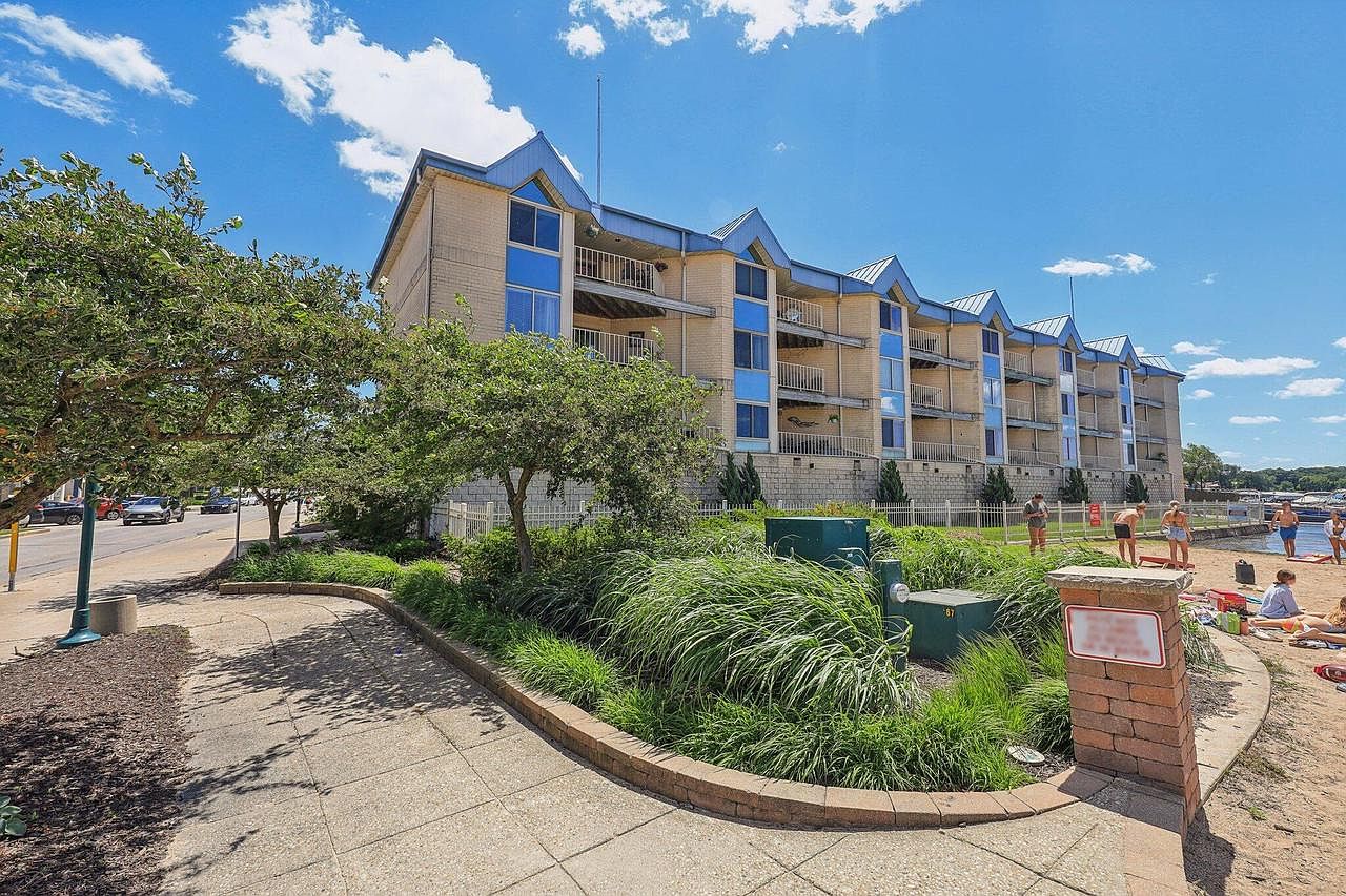 130 West Wisconsin AVENUE UNIT 22, Pewaukee, WI 53072 | MLS #1879701 ...