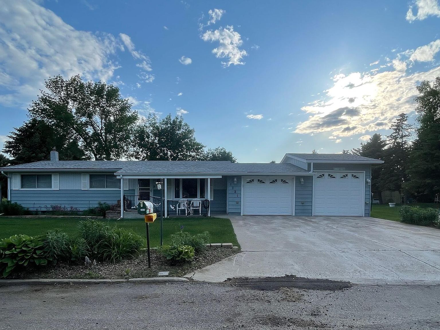 1221 Sunset Ave, Mobridge, SD 57601 | Zillow