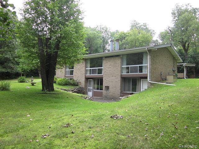 5900 Lost Ln, Rochester, MI 48306 | Zillow