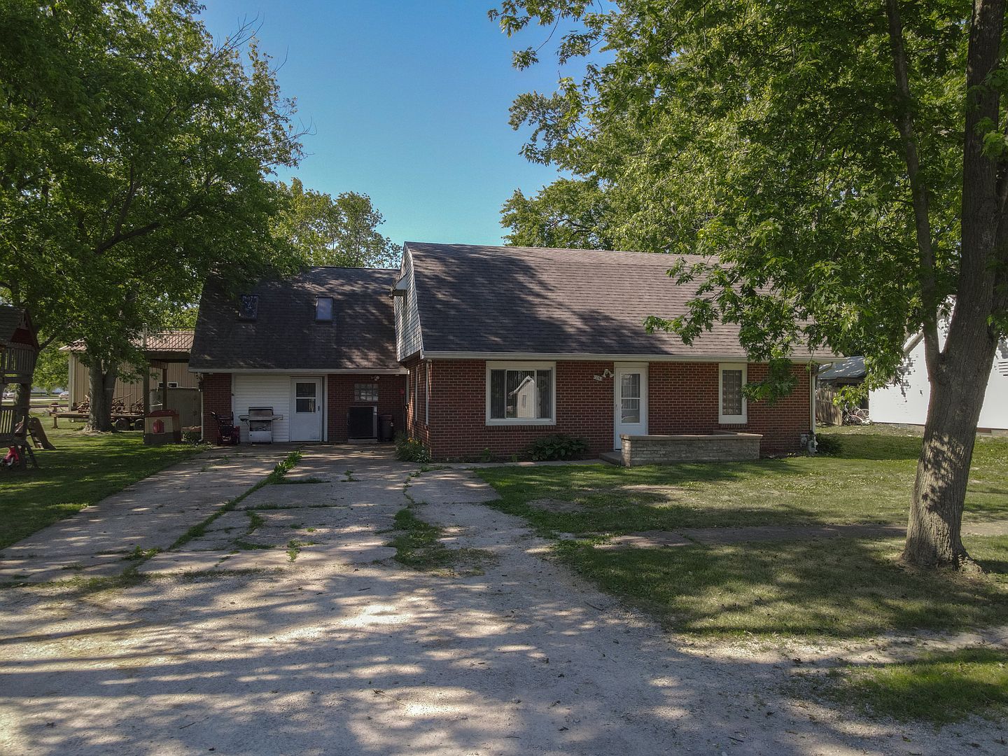 109 E Elm St, Chatsworth, IL 60921 | Zillow