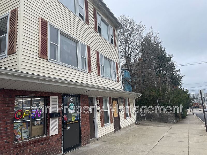 157 Rathbun St APT 2R, Woonsocket, RI 02895 | Zillow
