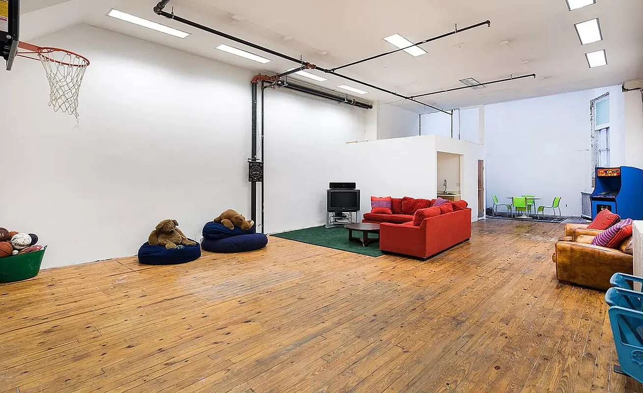 Kai Cenat & His Crews NYC Rental Homes Tour | Lipstick Alley