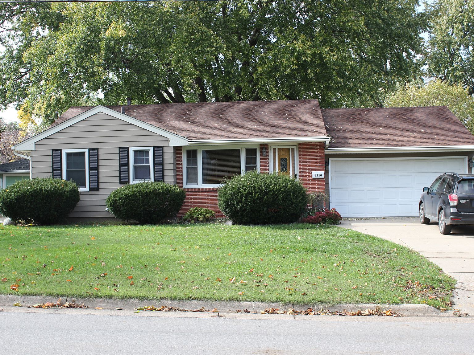 3930 38th St, Des Moines, IA 50310 | Zillow