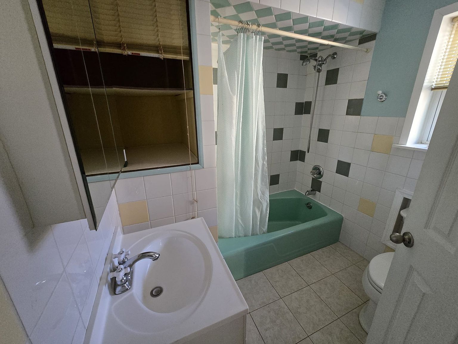 246 Sand Ln FLOOR 2, Staten Island, NY 10305 | Zillow