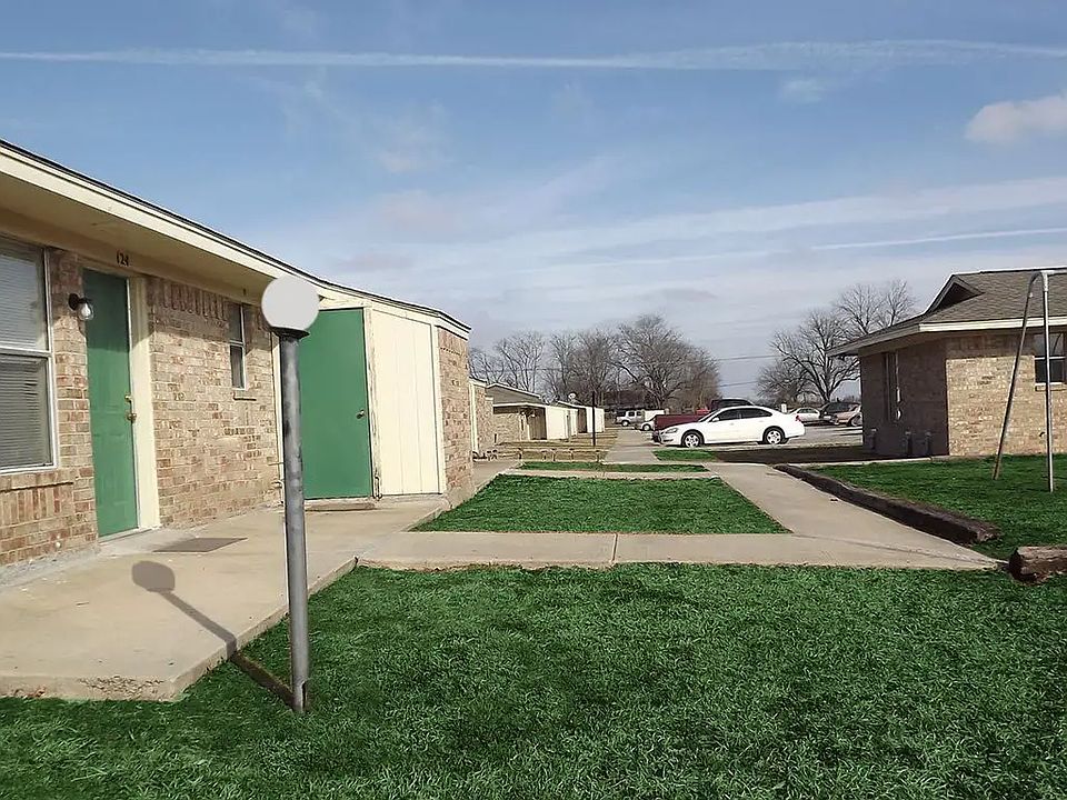 Red River Apartments - 2704 W Main St Clarksville TX | Zillow