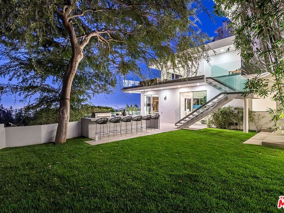 8469 Hillside Ave, Los Angeles, CA 90069 | Zillow