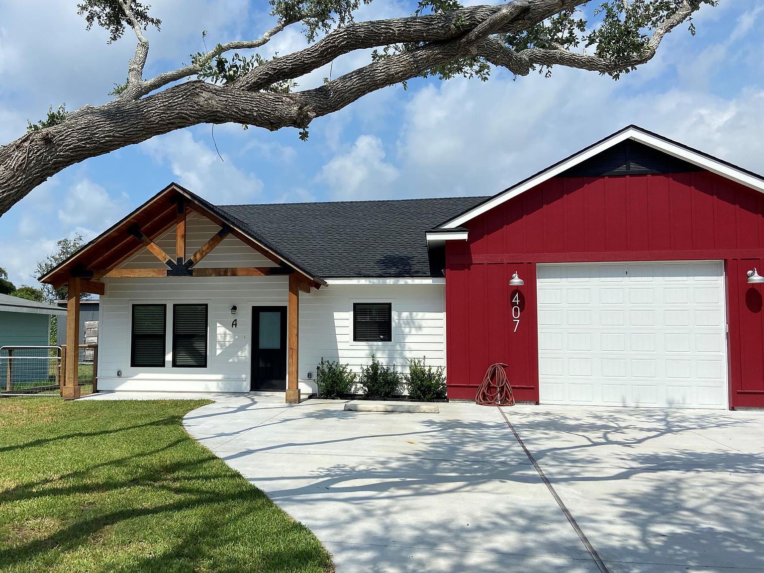 407 S Kossuth St #A, Rockport, TX 78382 | Zillow