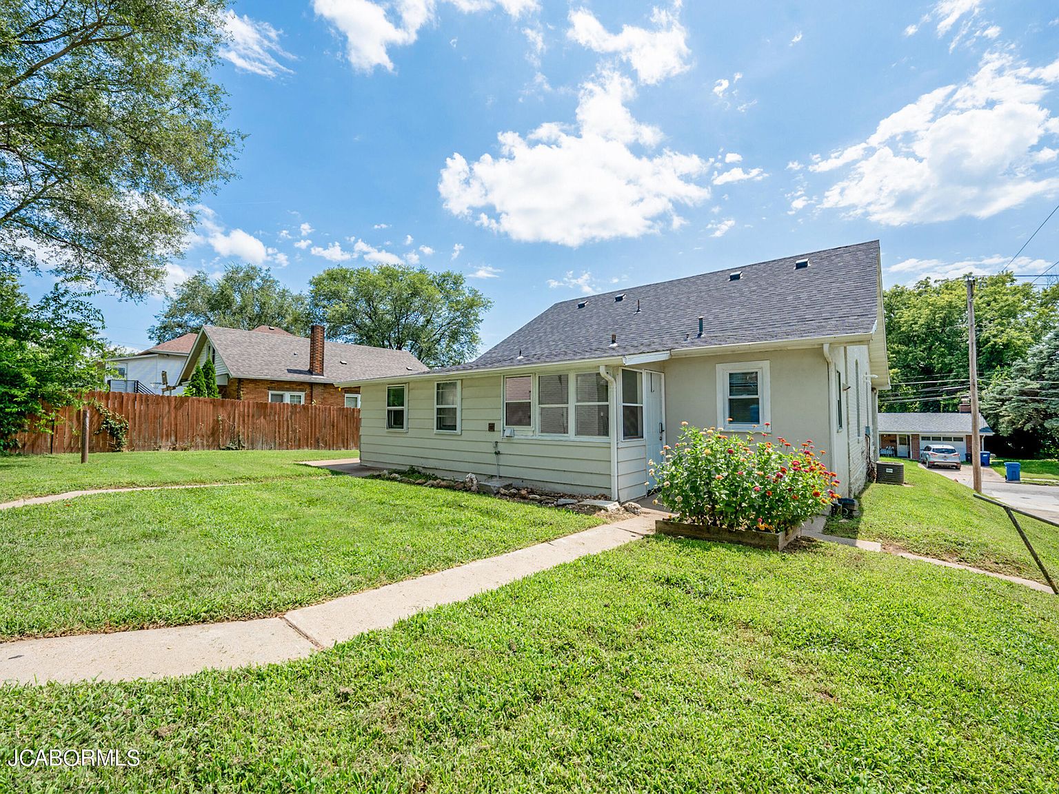 1014 W McCarty St, Jefferson City, MO 65109 | Zillow