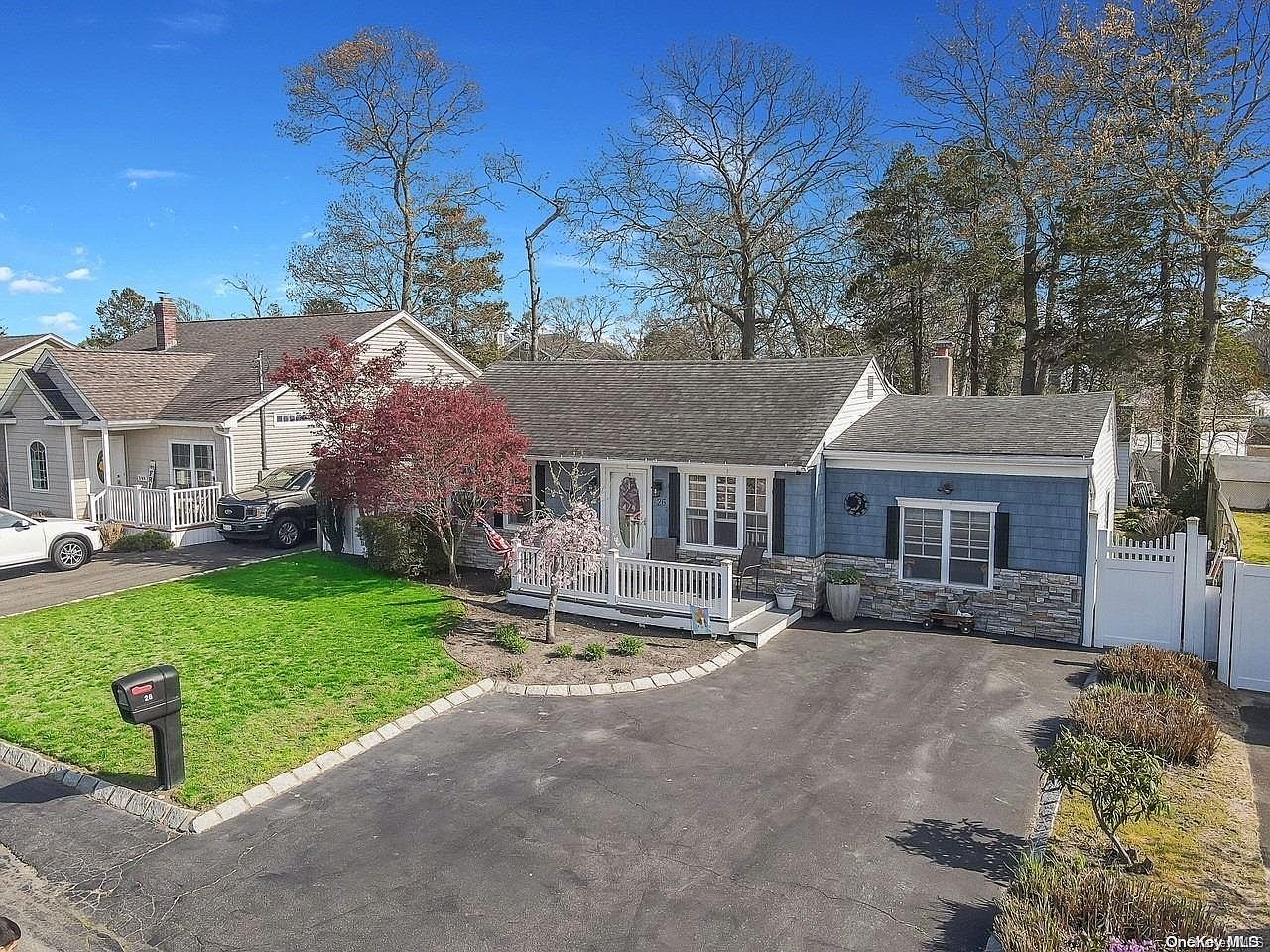 26 La Salle Place, Oakdale, NY 11769 | Zillow
