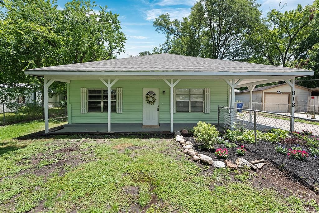 818 N Chenango St, Angleton, TX 77515 | Zillow