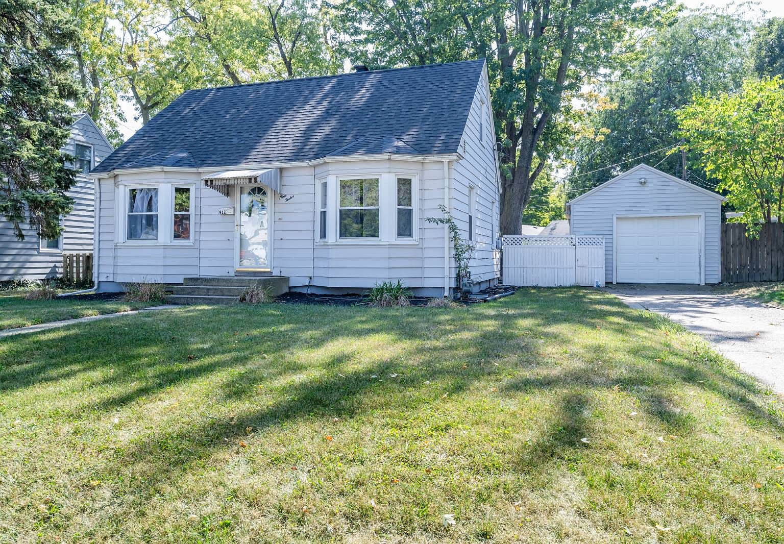 912 Botham Ave, Saint Joseph, MI 49085 | MLS #11344647 | Zillow