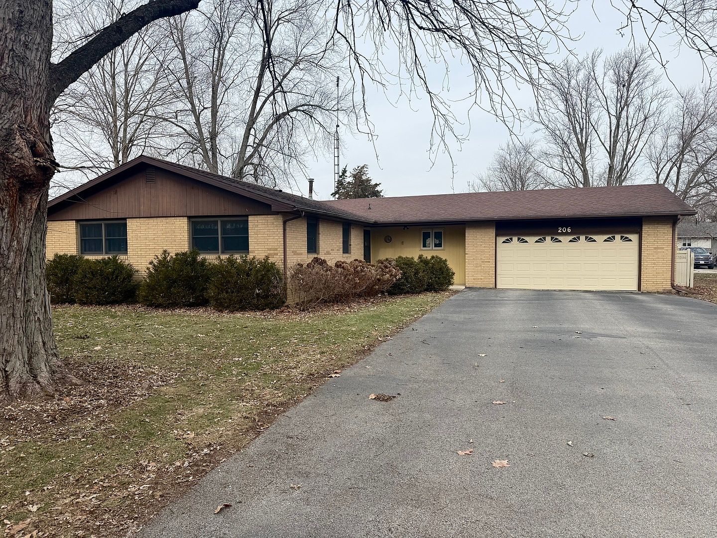 206 E Warren St, Le Roy, IL 61752 | Zillow