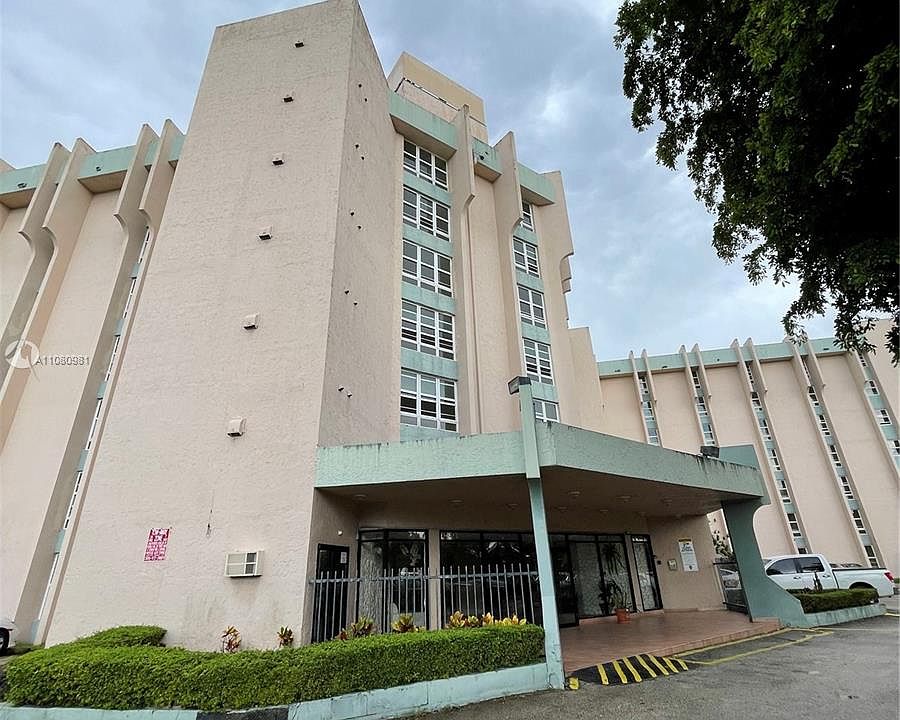 Golfview Club At Fontainebleau Park Condominiums - 9682 Fontainebleau ...