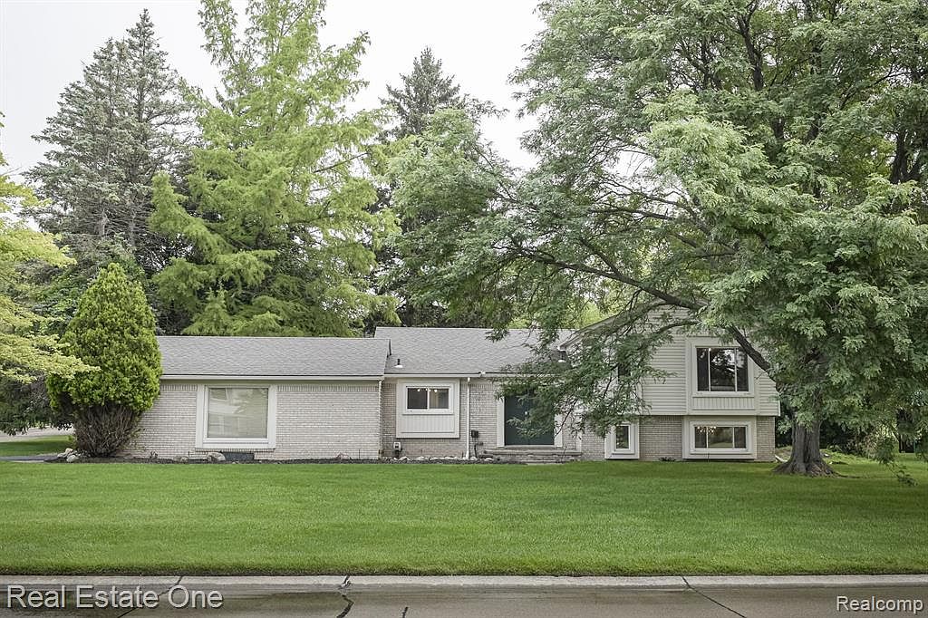 29722 High Valley Rd, Farmington Hills, MI 48331 | MLS #20230079726 ...